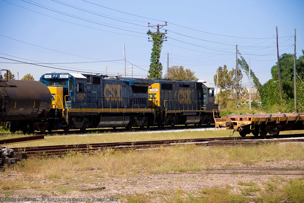 CSX 2808 + 5967 approach downtown Mobile